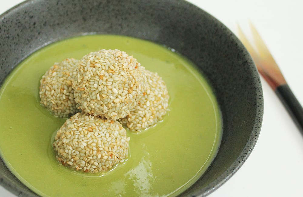 Mini Mochi with White Chocolate Matcha Sauce (โมจิจิ๋วกับไวท์ช็อกโกแลตม ...