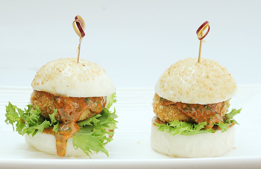 Crab Cake in Steamed Burger (ซาลาเปาเบอร์เกอร์ปู)