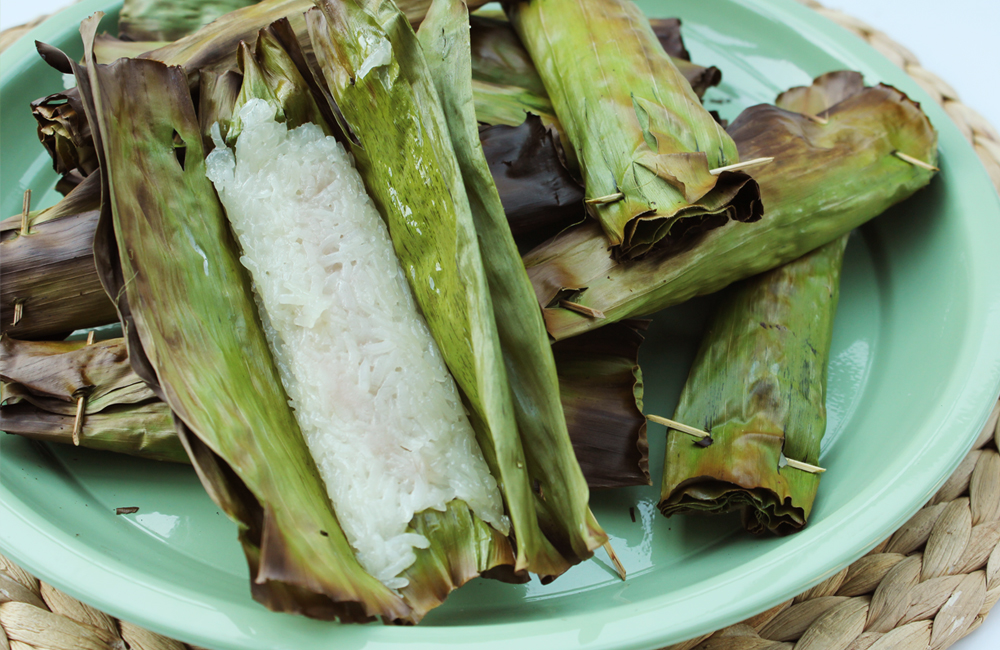 Grilled Taro Stuffed Coconut Sticky Rice (ข้าวเหนียวปิ้งไส้เผือก)