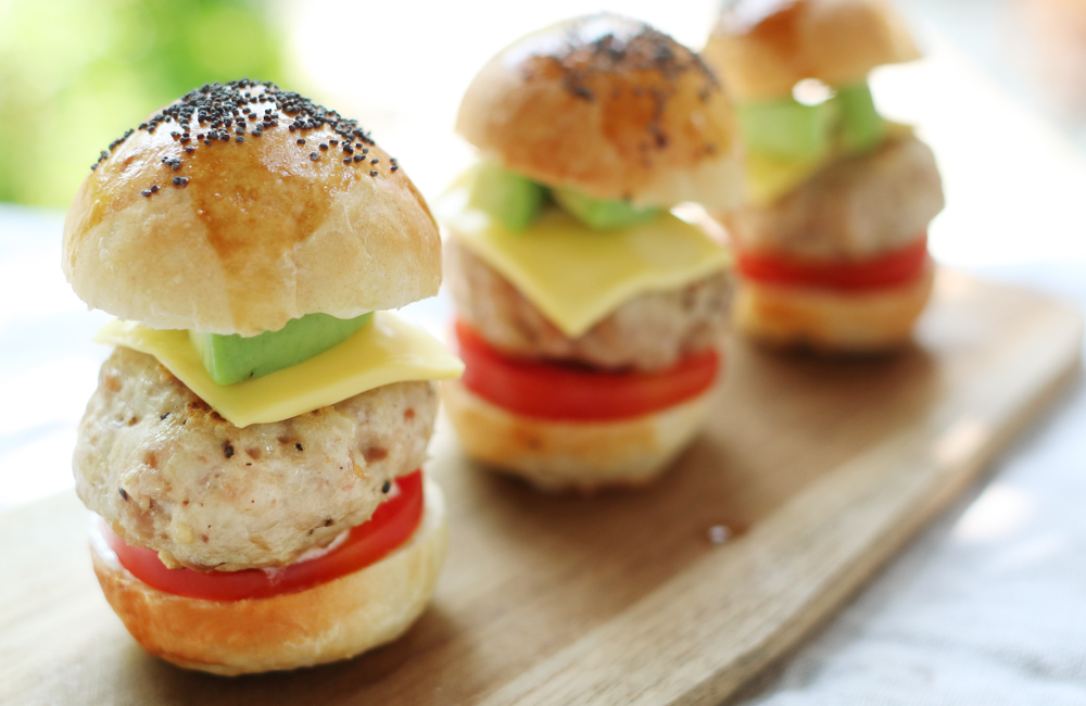 Chicken & Avocado Sliders (สไลด์เดอร์ไก่และแอโวคาโด)