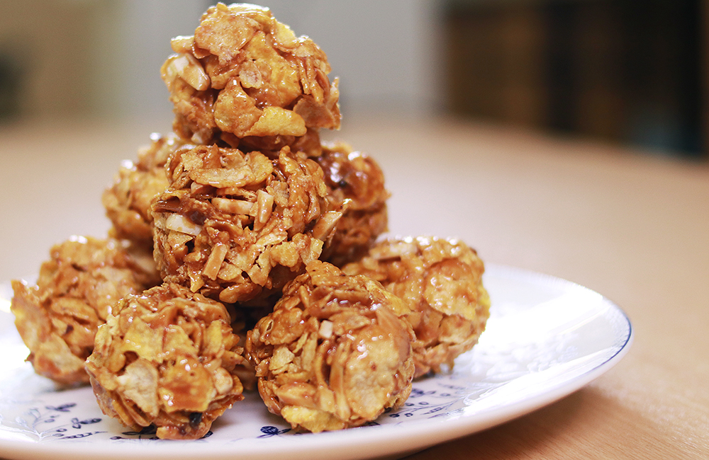 No-Bake Corn Flake & Almond Cookies (คุกกี้คอร์นเฟลกส์อัลมอนด์แบบไม่อบ)