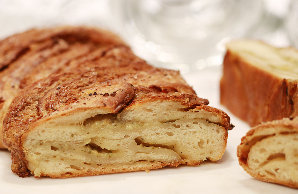 Sage & Blue Cheese Twisted Loaf (ขนมปังเสจและบลูชีส)