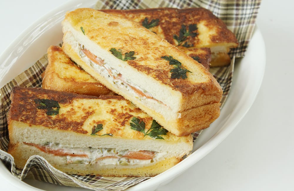 Smoked Salmon & Cream Cheese French Toast (เฟรนซ์โทสต์ครีมชีสแซลมอนรมควัน)