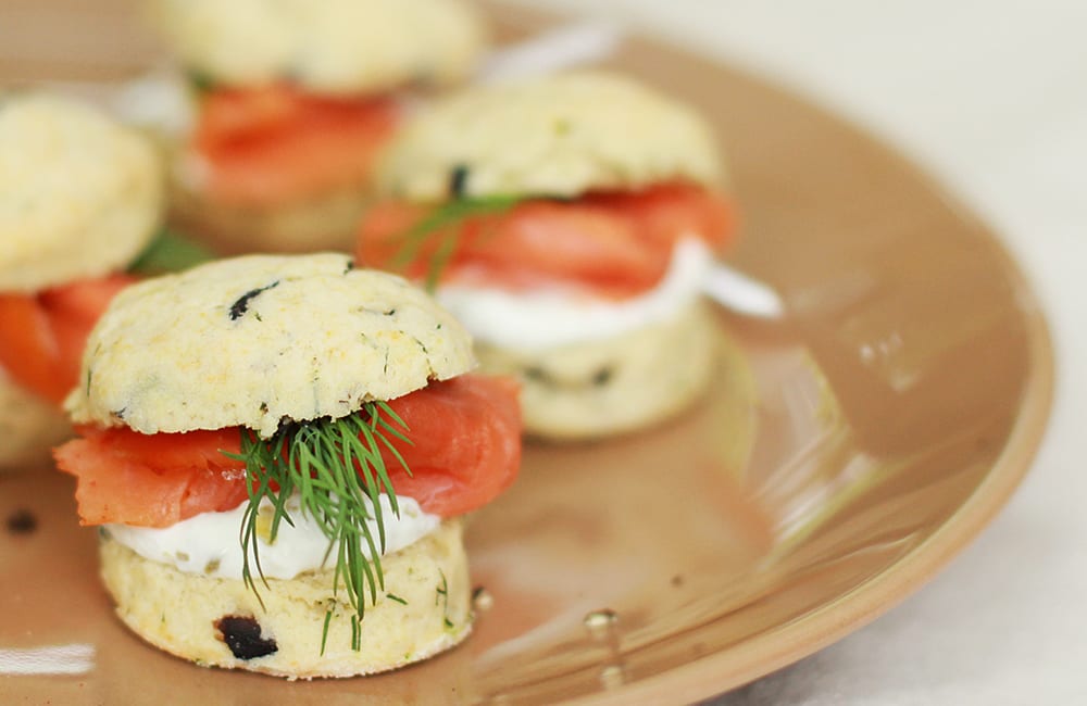 Tiny Dill & Olive Biscuit with Smoked Salmon (บิสกิตจิ๋วกับแซลมอนรมควัน)