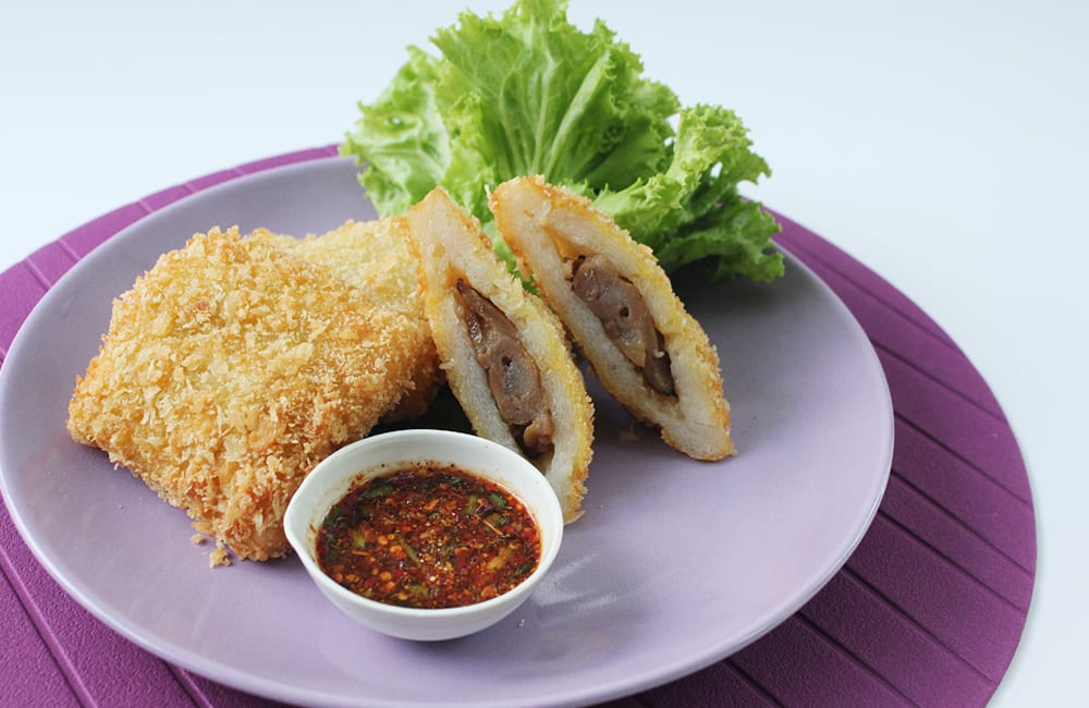 Deep Fried Stuffed Sticky Rice Cake (ข้าวเหนียวไส้หมูปิ้งทอด)