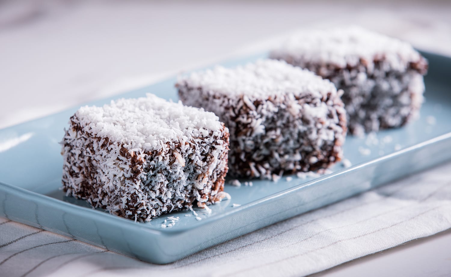 Jam-Filled Lamingtons (เค้กลามิงตันสอดไส้แยม)