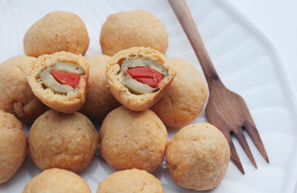 Baked Olives in Cheese Crust (มะกอกอบในแป้งชีส)