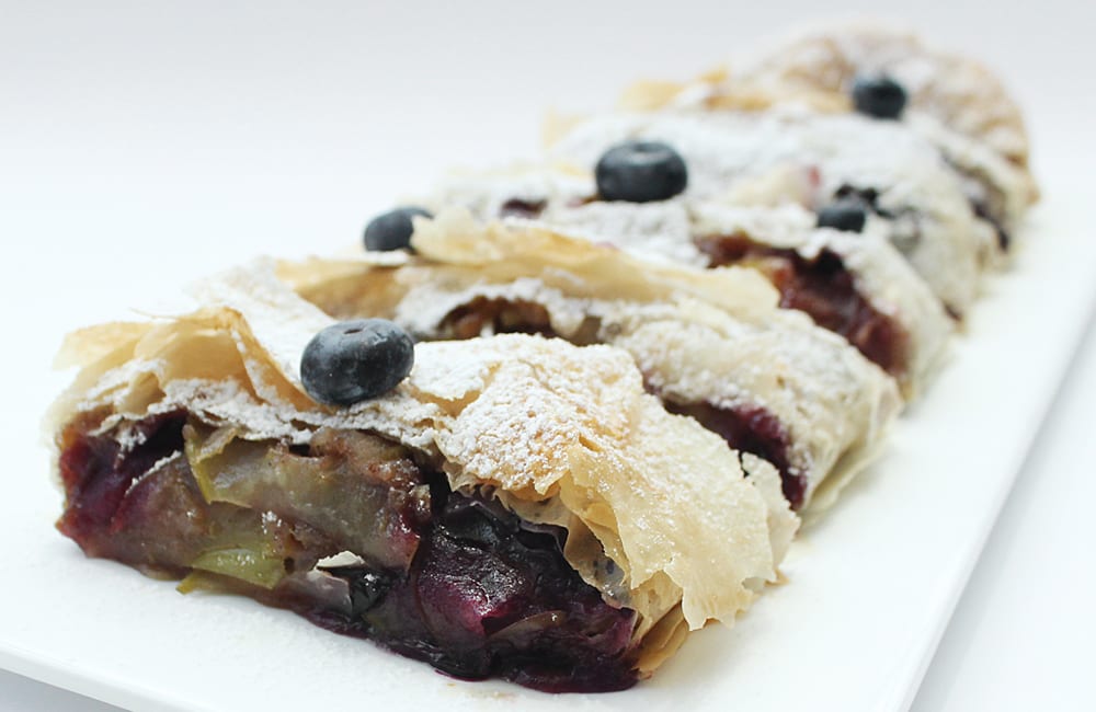 Apple & Blueberry Strudel (แอปเปิ้ลและบลูเบอร์รี่สตรูเดิ้ล)