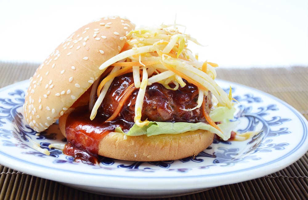 Chinese-Inspired Pork Burger (เบอร์เกอร์หมูสไตล์จีน)