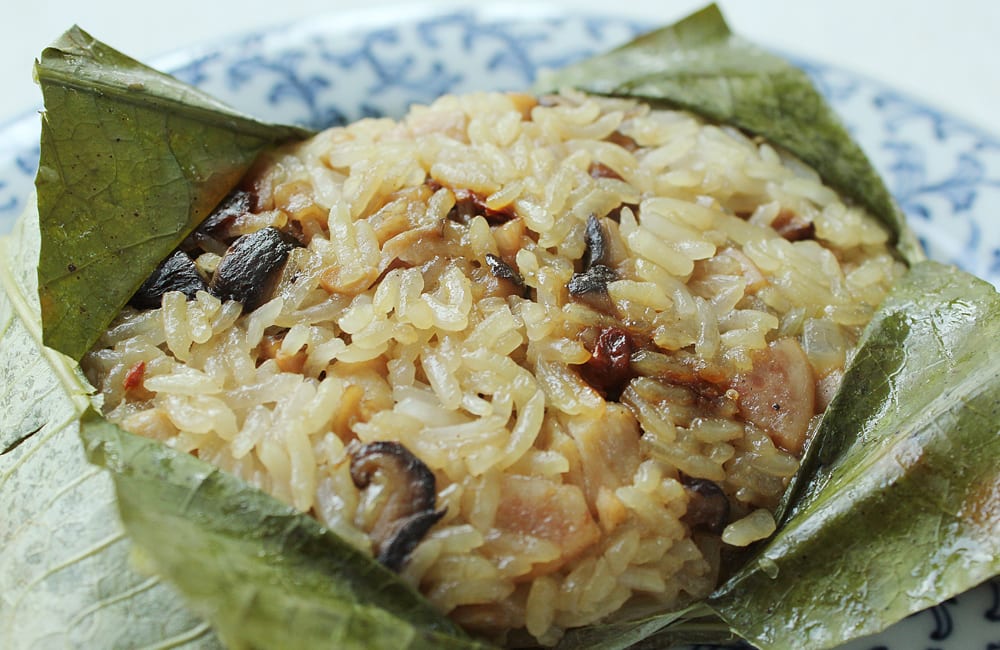 Steamed Glutinous Rice in Lotus Leaves Parcels (ข้าวเหนียวไก่และเห็ดหอม ...