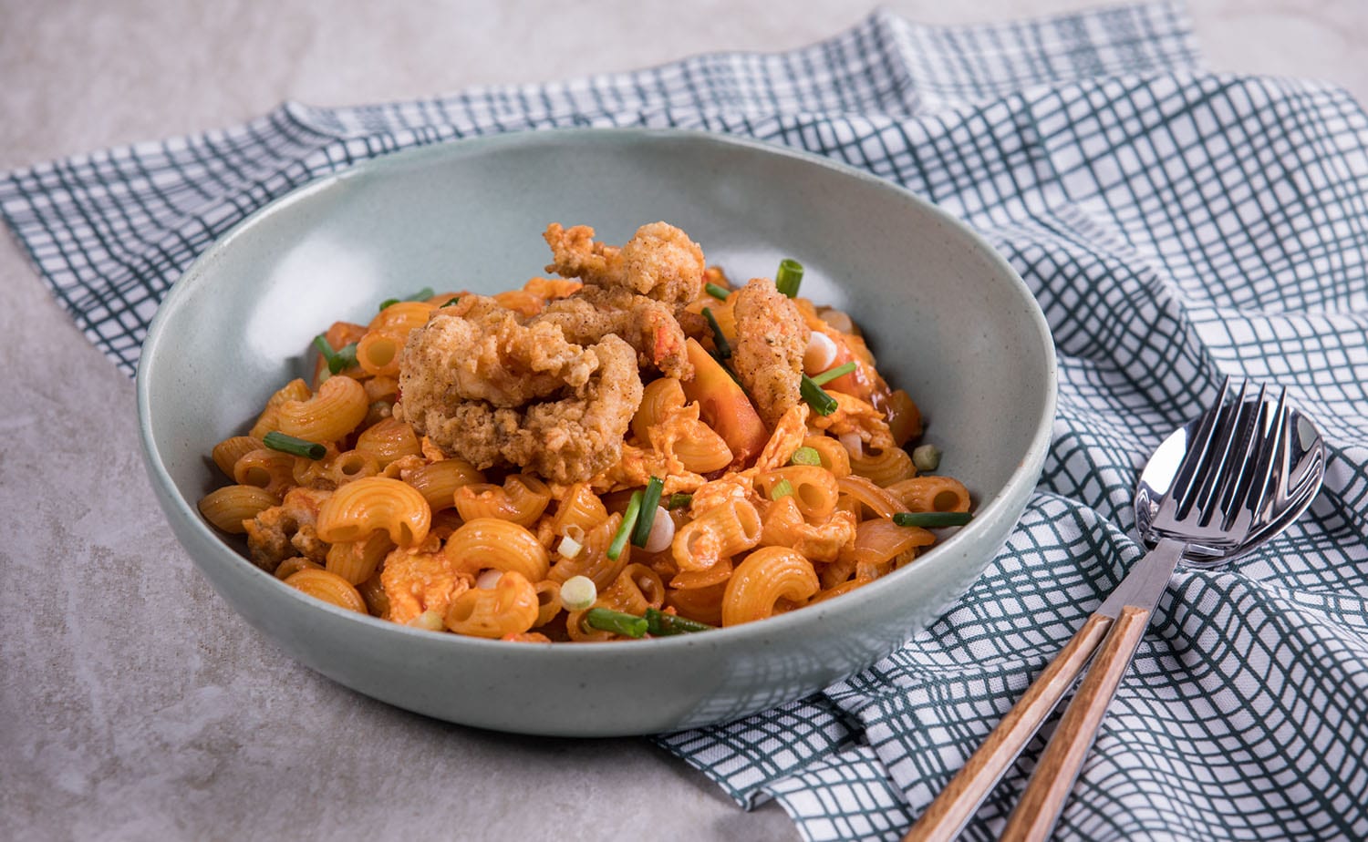 Macaroni with Popcorn Shrimp (ผัดมักกะโรนีกุ้งป๊อป)