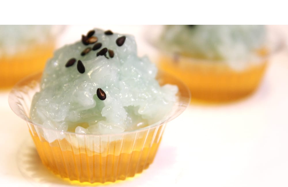 Butterfly Pea Sticky Rice with Orange Agar Agar (วุ้นกรอบข้าวเหนียวแก้ว)