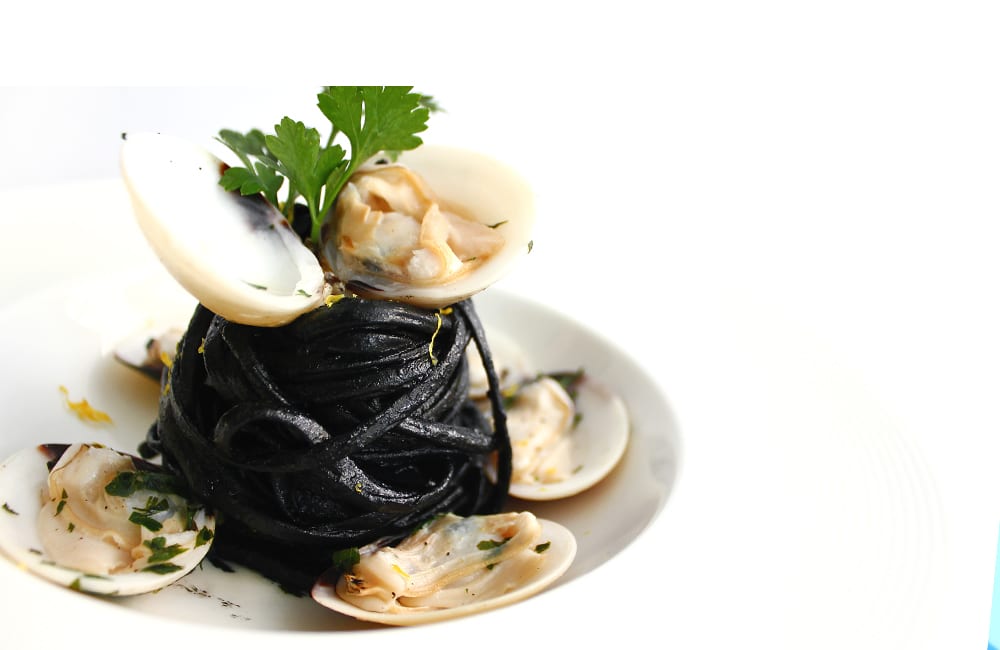 Ink Squid linguine with Clam (ลินกิวนีหอยตลับซอสหมึกดำ)