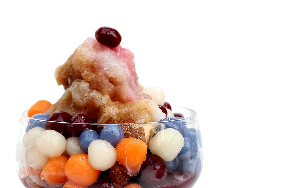 Longan Ice with Glutinous Rice Balls (แป้งข้าวเหนียวหลากรสกับหวานเย็นลำไย)