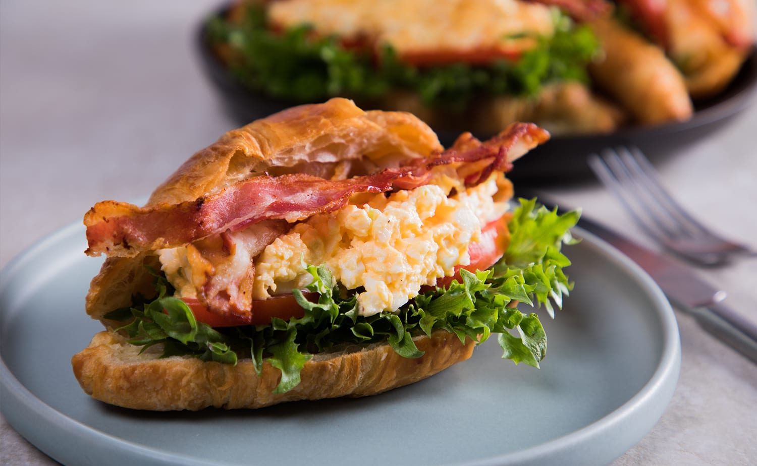 BLT Croissant Sandwich (บีเอลทีครัวซองค์แซนด์วิช)