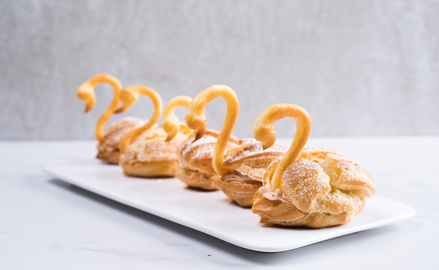 Royal Milk Tea Swan Choux (เอแคลร์หงส์ไส้รอยัลมิลก์ที)