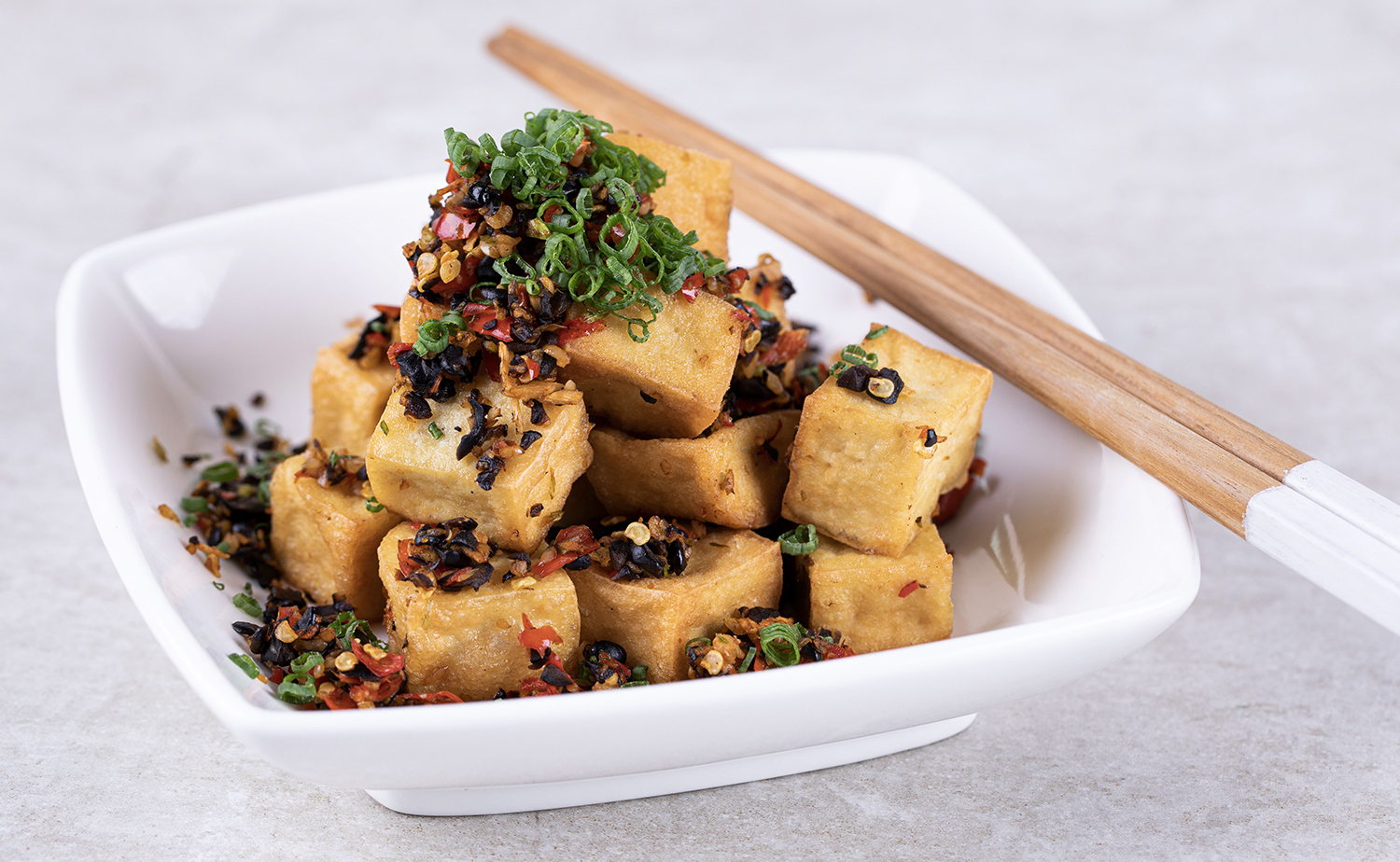 Crispy Salt, Chilli and Olive Tofu (เต้าหู้พริกเกลือมะกอกดำ)