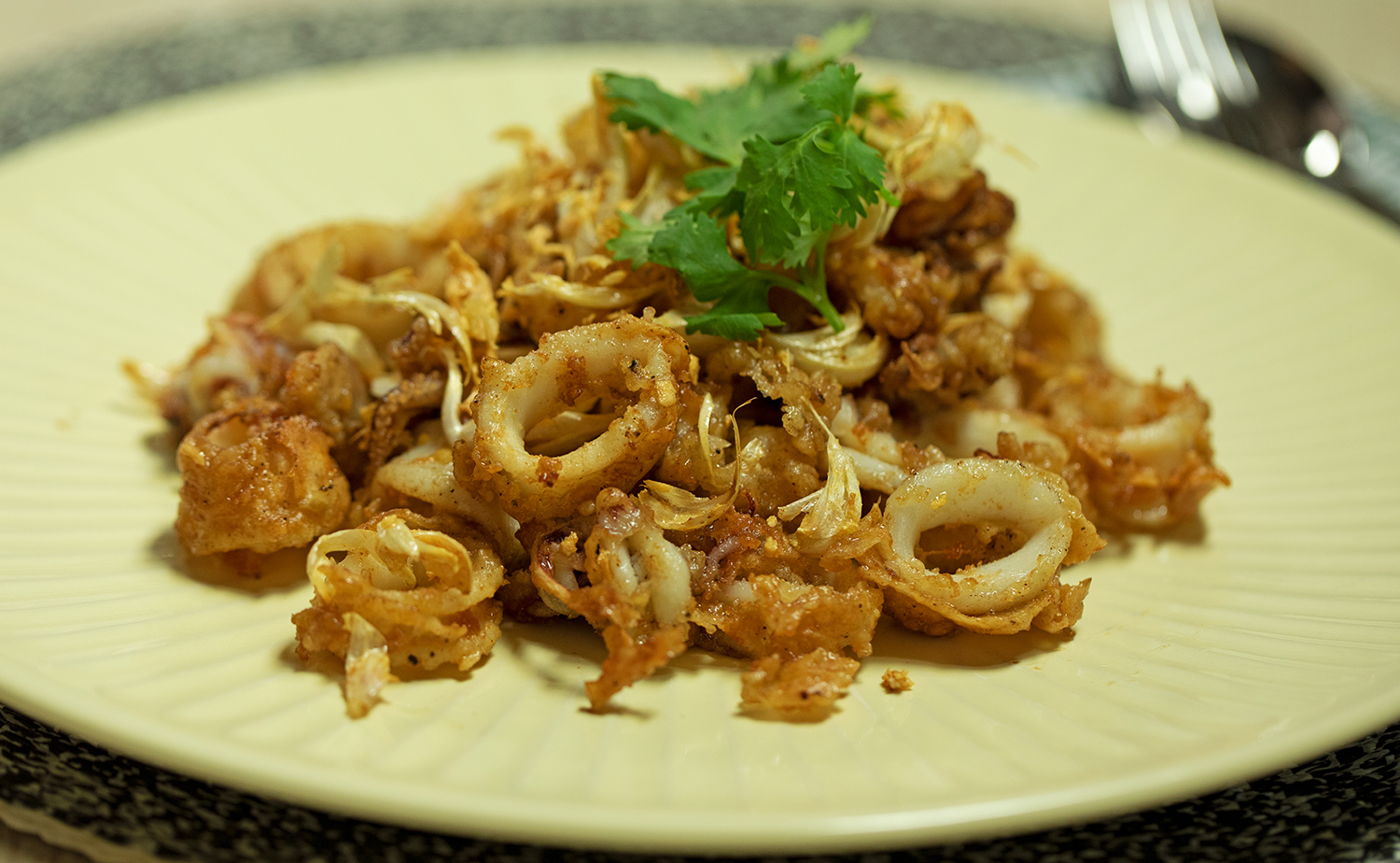 Crisp Garlic Calamari (ปลาหมึกทอดกระเทียม)