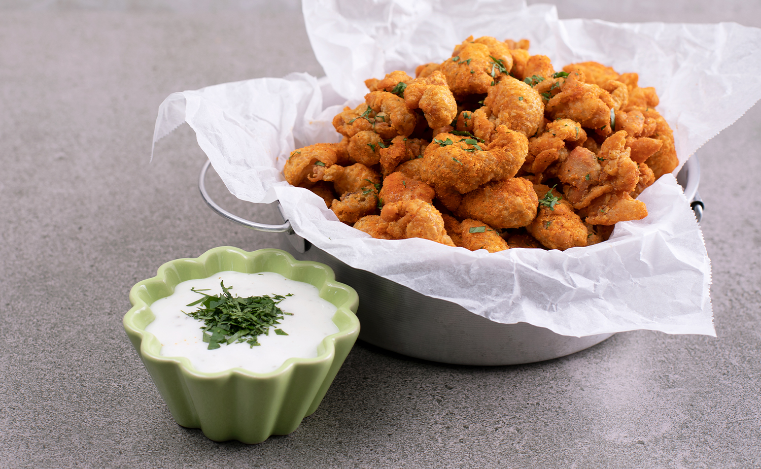 Buffalo Chicken Crackling (หนังไก่ทอดบัฟฟาโล่)