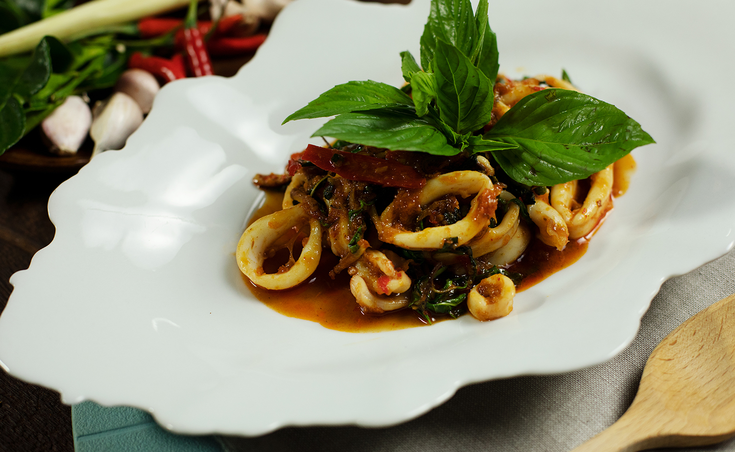 Stir-fried Squid with Basil and Chilli (ปลาหมึกผัดขี้เมา)