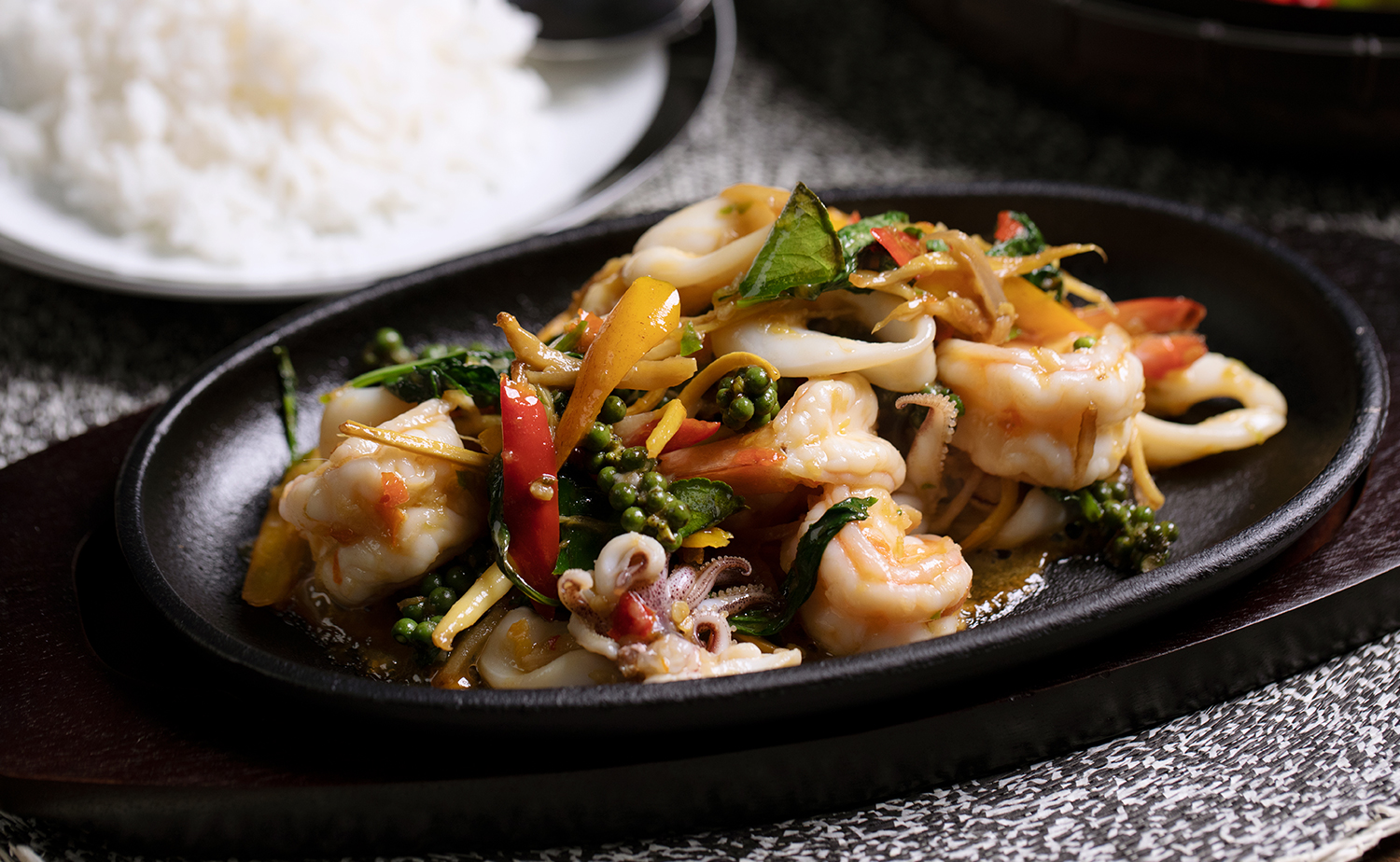 Sizzling Stir-fried Seafood (ผัดฉ่าทะเลกระทะร้อน)