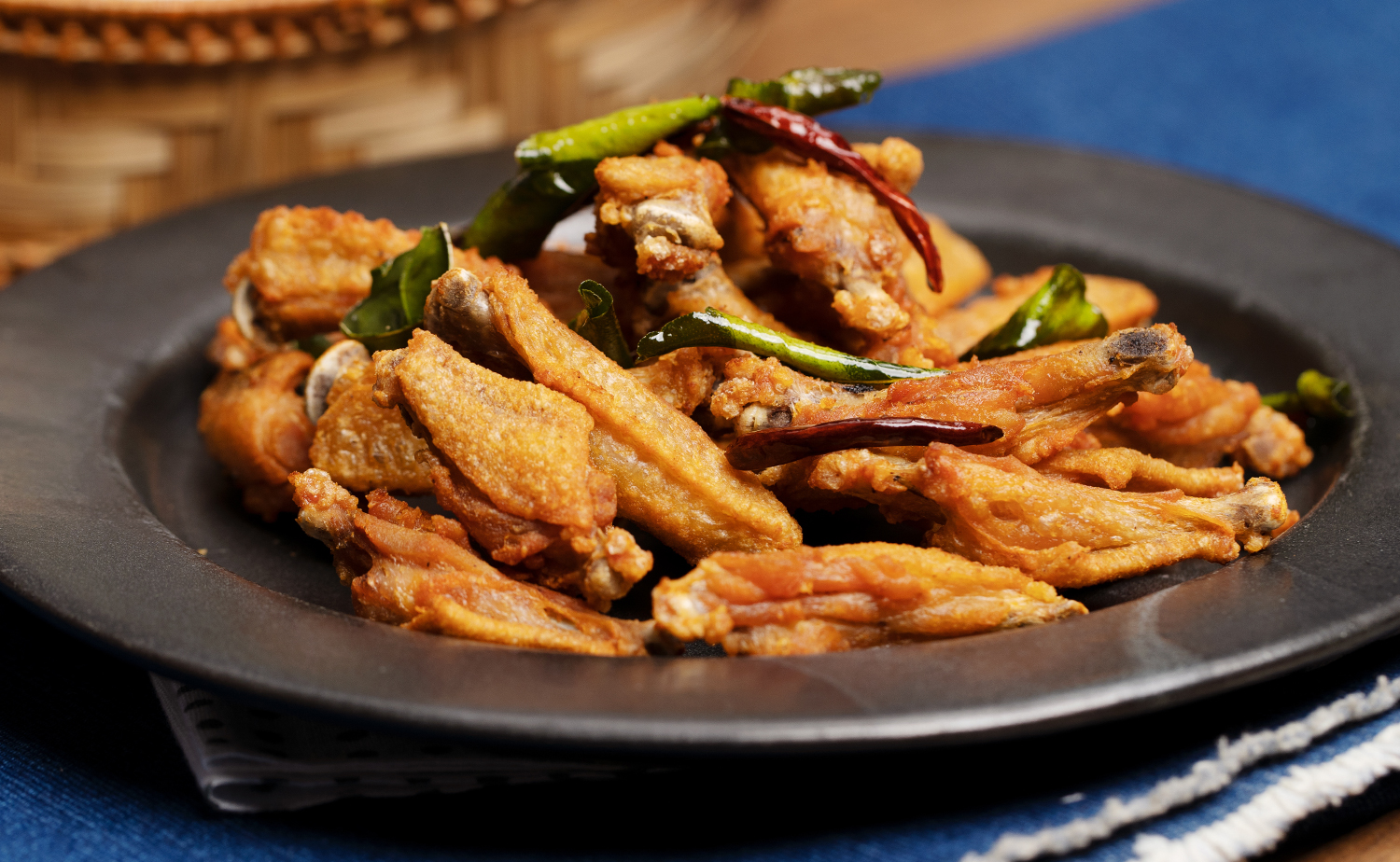 Crispy Fried Chicken with Fish Sauce (ปีกไก่ทอดน้ำปลา)