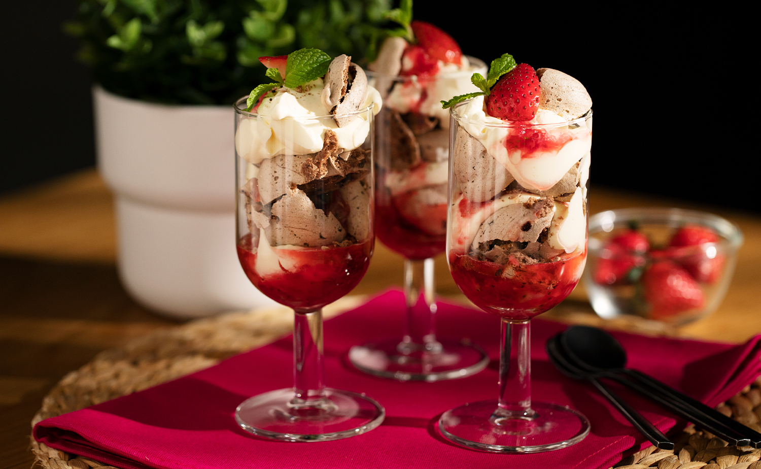 Chocolate Eton Mess (ช็อกโกแลตอีตันเมส)