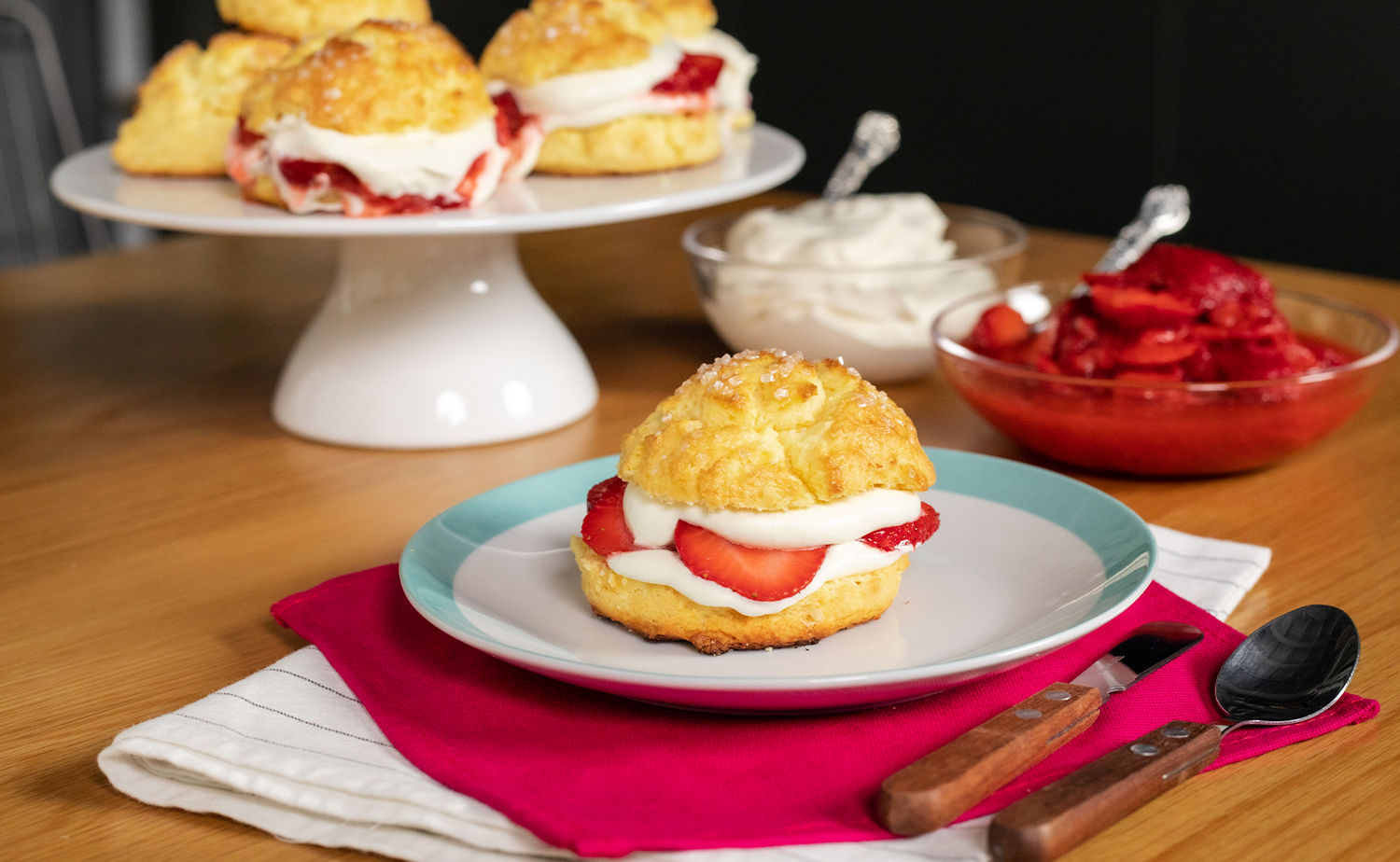 Strawberry Shortcakes (สตรอว์เบอร์รีชอร์ตเค้ก)