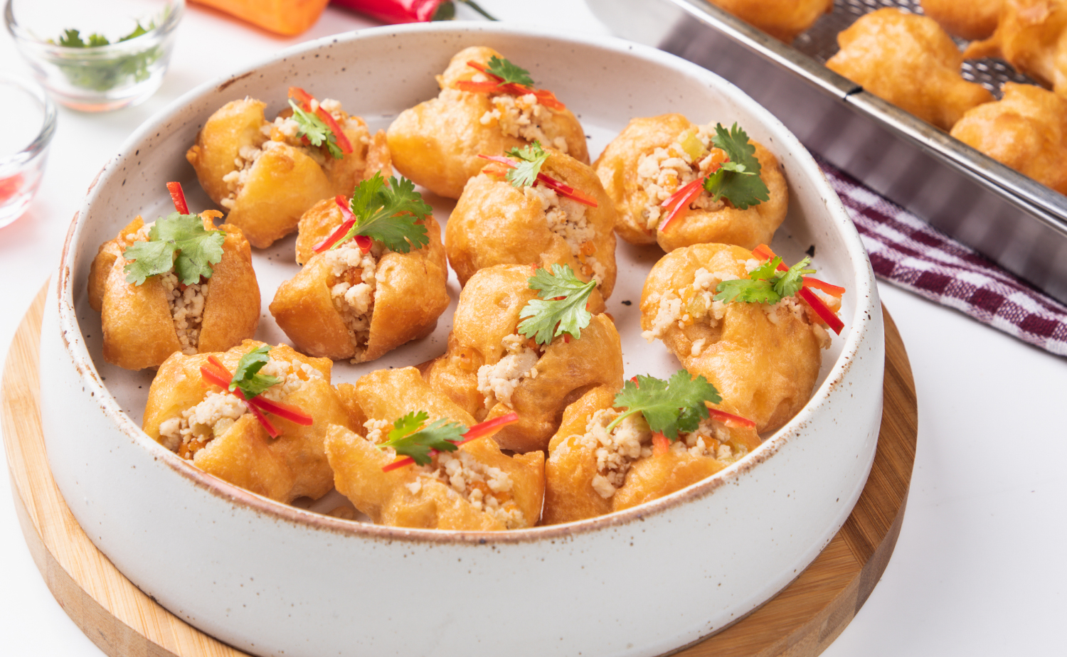 Savoury chicken in golden puff (ทองพลุไส้ไก่)