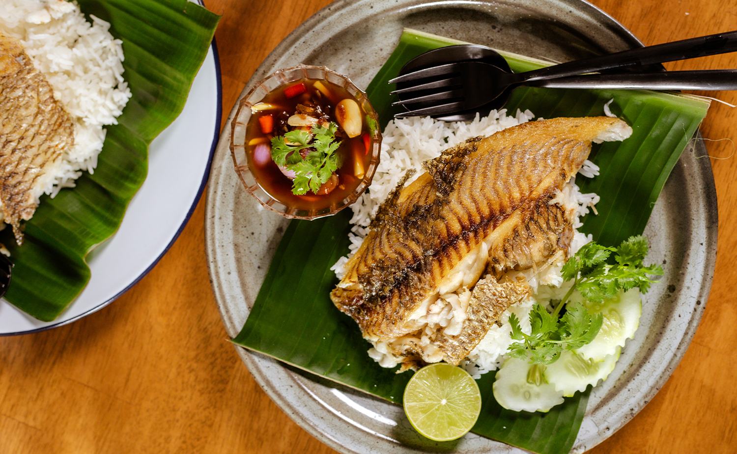 Crispy Fish & Green Mango Rice Bowl (ข้าวปลาแกะ)