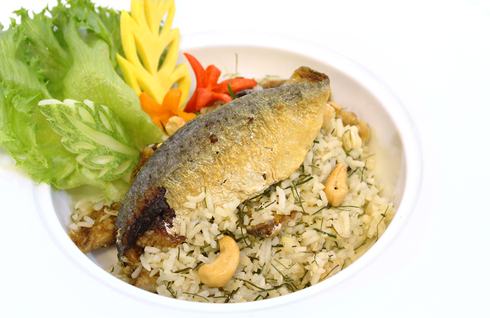 Thai Herb Fried Rice with Mackerel (ข้าวผัดสมุนไพรปลาทูทรงเครื่อง)