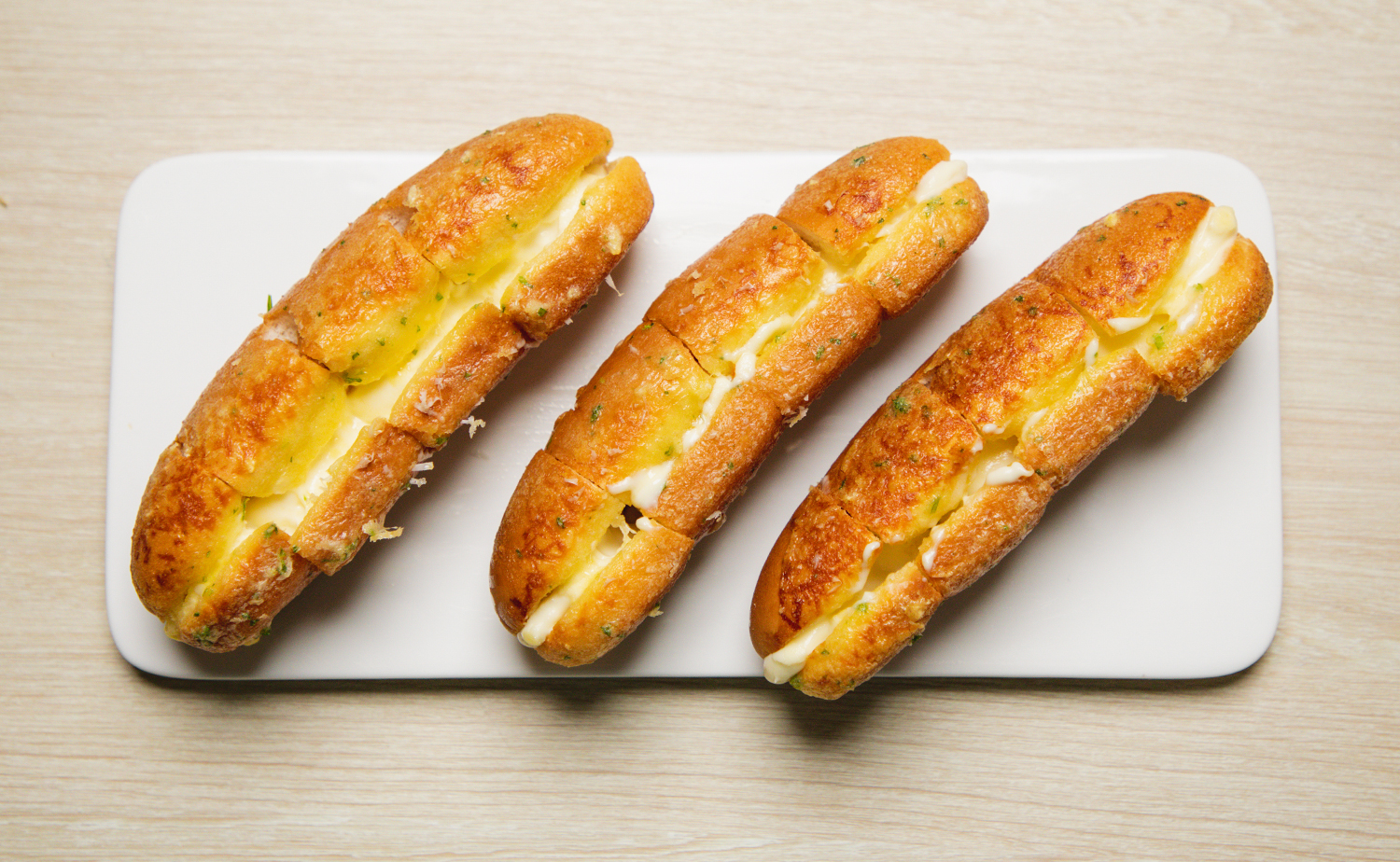 Korean Cream Cheese Garlic Bread (ขนมปังกระเทียมครีมชีสสไตล์เกาหลี)
