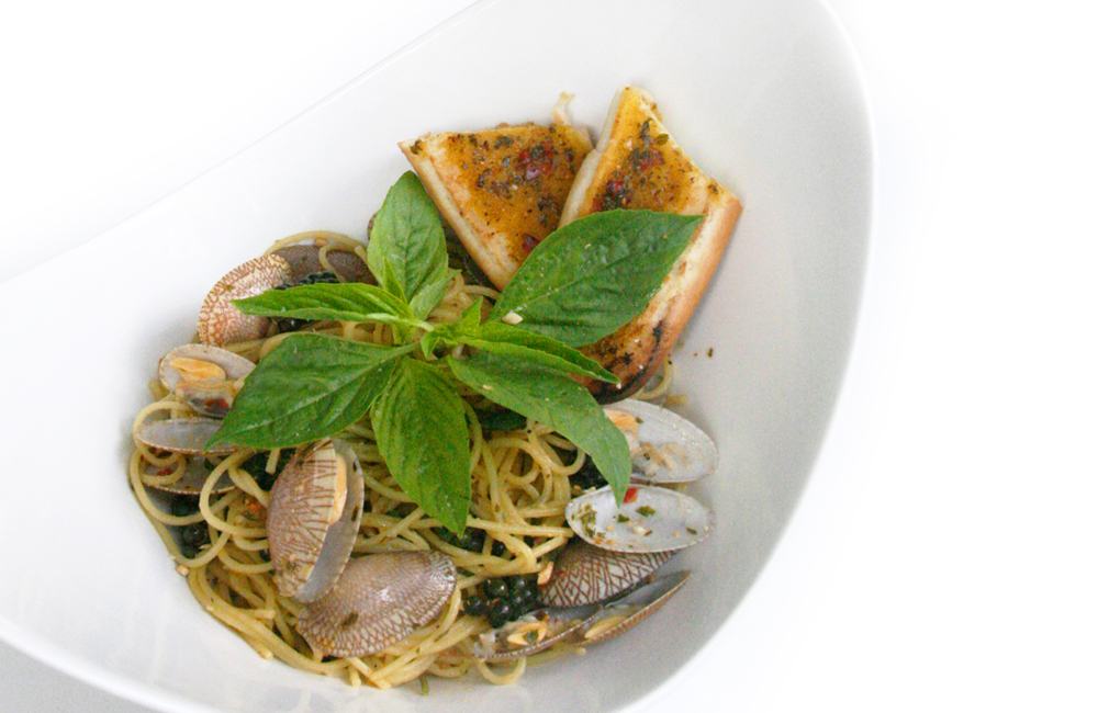 Spaghetti with Thai Pesto & Clams (สปาเก็ตตี้หอยลายซอสโหระพา)