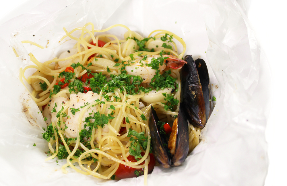 Seafood Spaghetti baked in Paper (สปาเก็ตตี้ทะเลห่อกระดาษ)