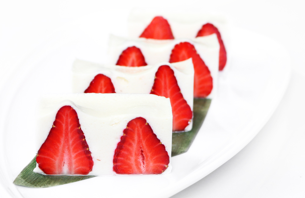 Strawberry & Almond Milk Jelly (เยลลี่อัลมอนด์กับสตรอว์เบอร์รี่)