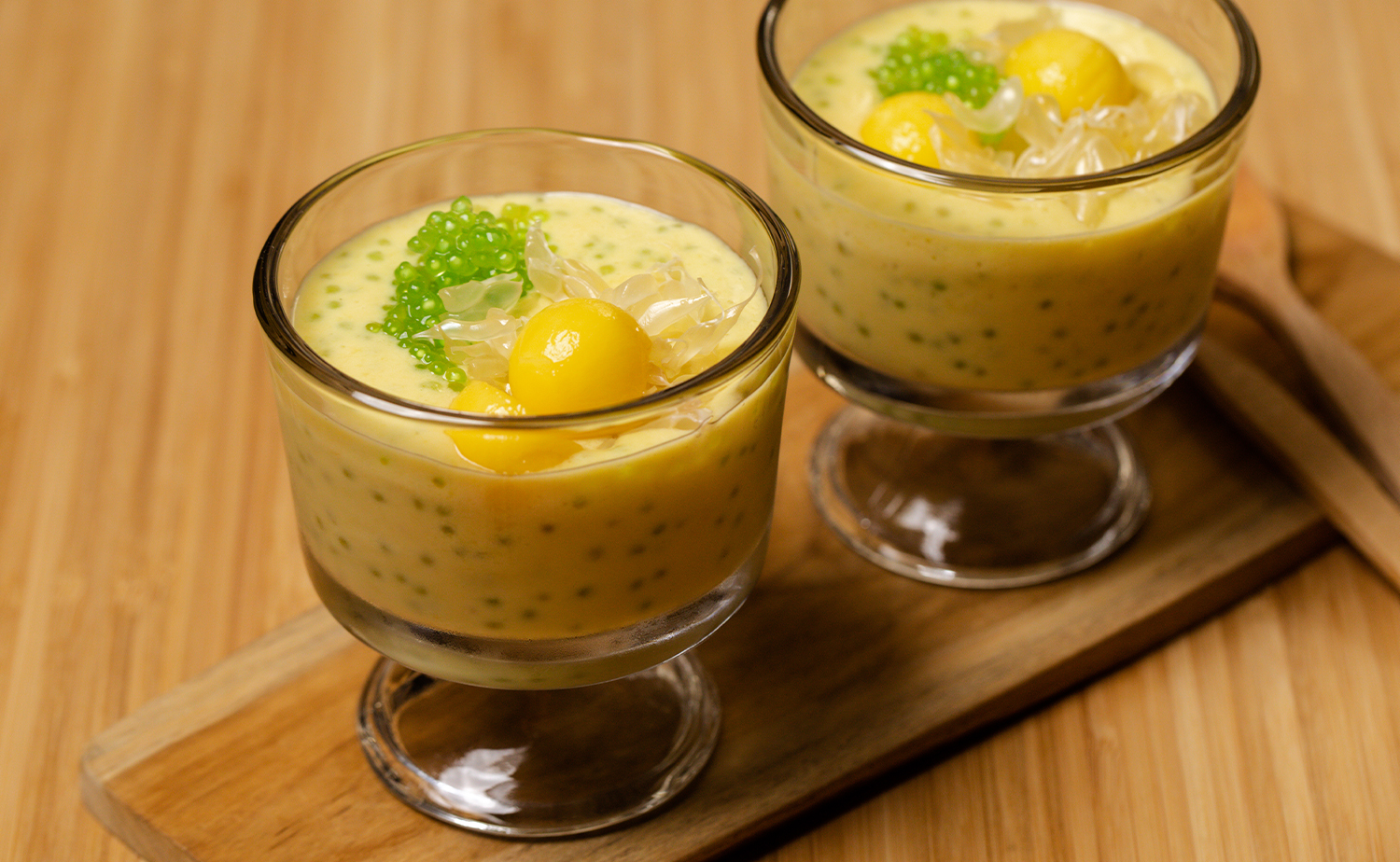 Mango Milk with Pomelo and Sago (มะม่วงนมสดหน้าสาคูส้มโอ)