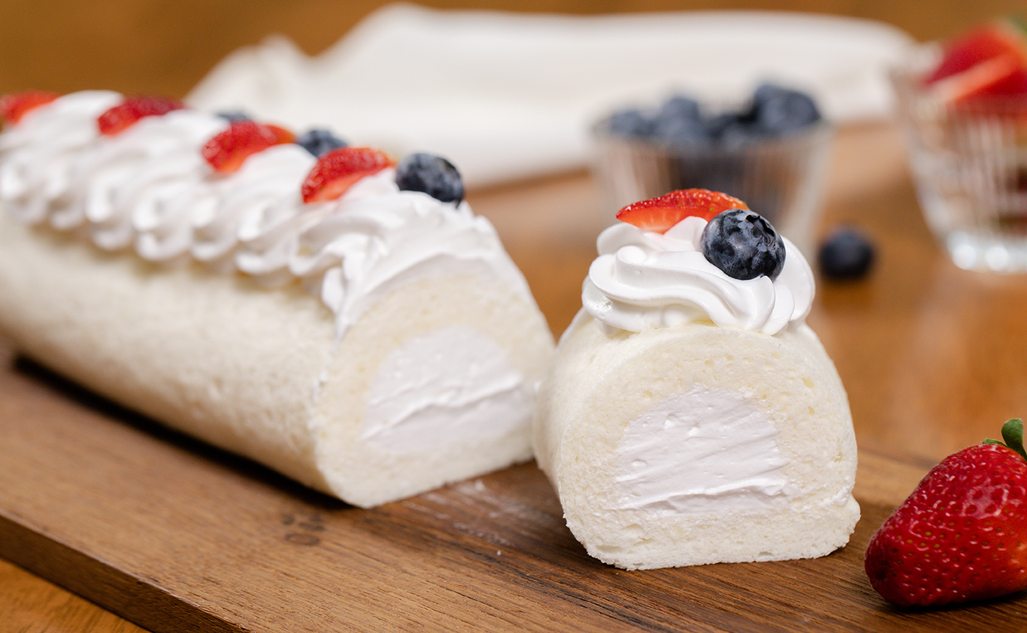 Berry Angel Food Cake Roll (เบอร์รีแองเจิลฟู้ดเค้กโรล)
