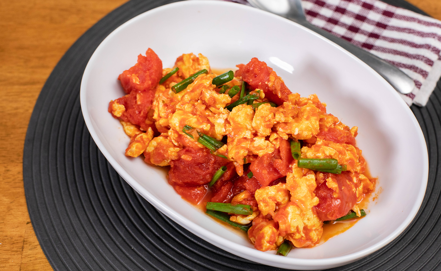 Stir-fried Tomato and Eggs (มะเขือเทศผัดไข่)