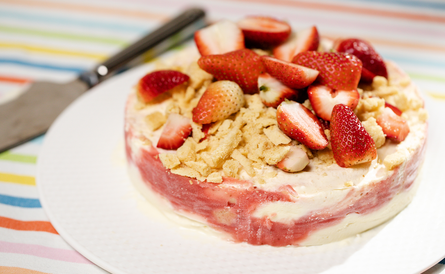 Strawberry Shortbread Ice Cream Cake (สตรอว์เบอร์รี่ชอร์ตเบรดไอศกรีมเค้ก)