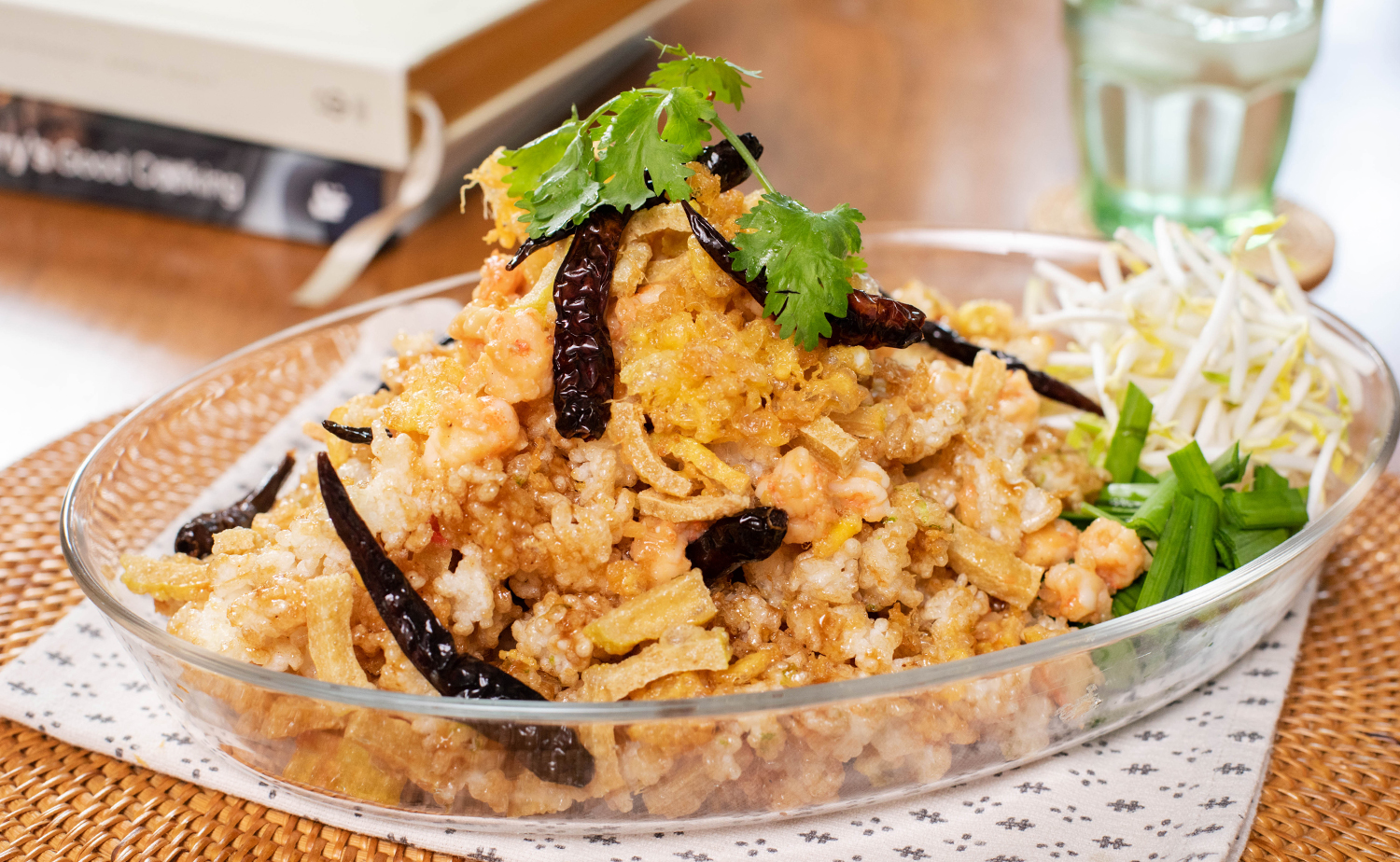 Crispy Sticky Rice Puff (ข้าวทอดเสวย)