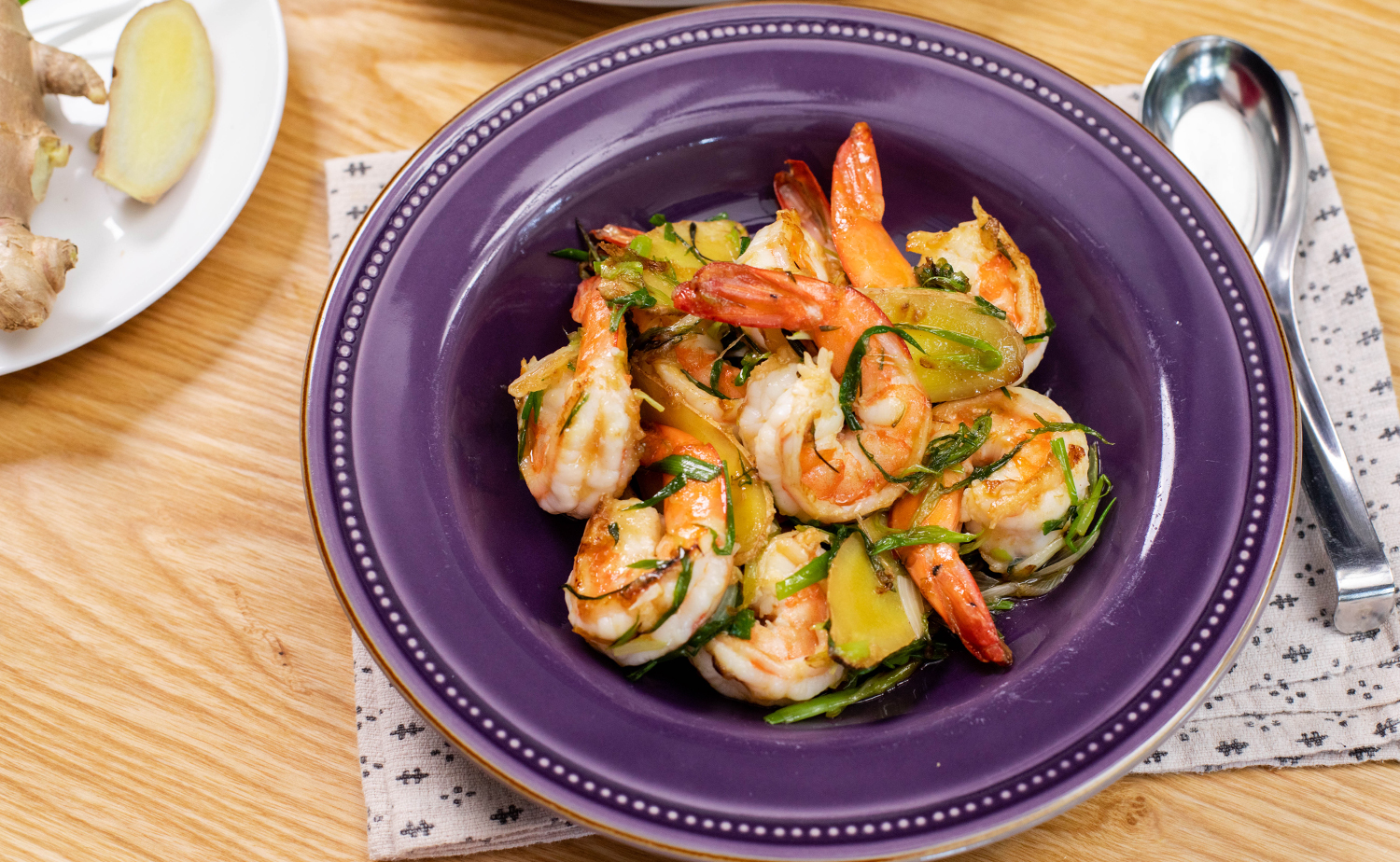 Wok-Fried Prawns with Ginger and Spring Onion (กุ้งผัดต้นหอม)