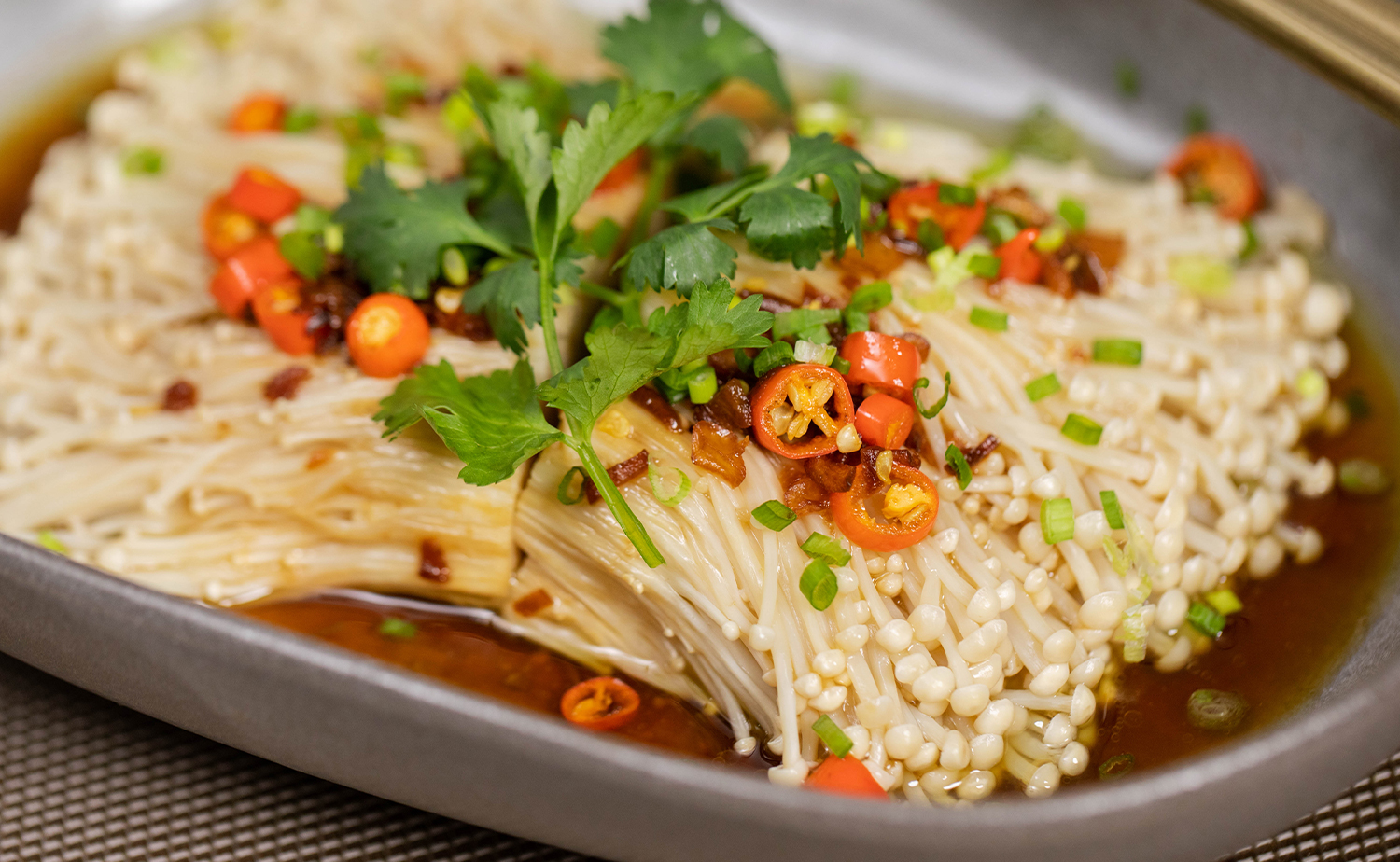 Enoki Mushroom with Chilli Garlic Sauce (เห็ดเข็มทองซอสพริกกระเทียม)