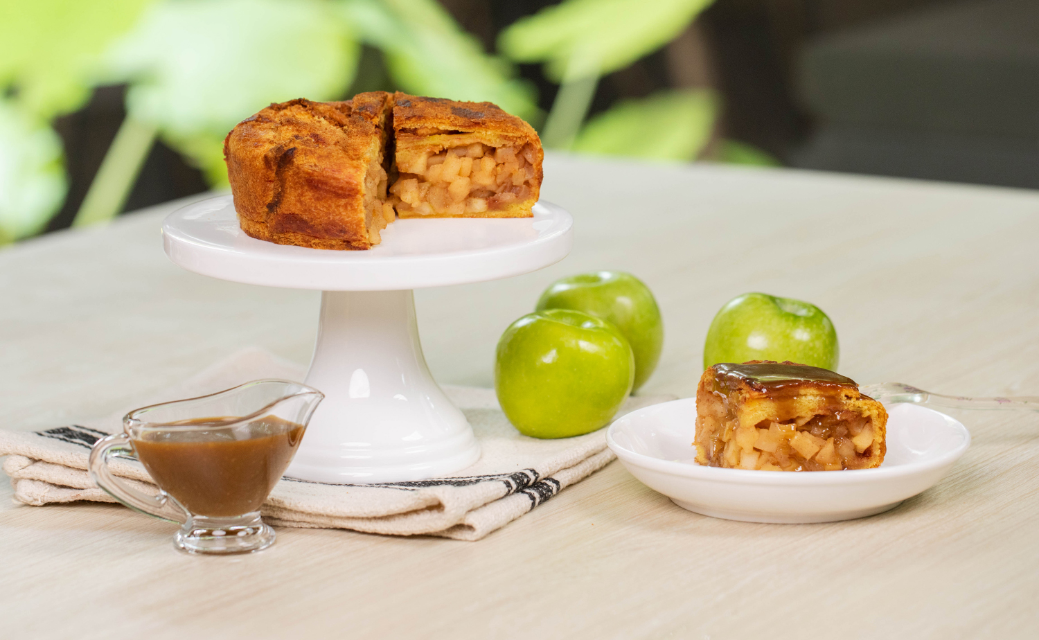 Apple Charlotte with Butterscoth (แอปเปิ้ลชาร์ลอตต์ซอสบัตเตอร์สก็อต)