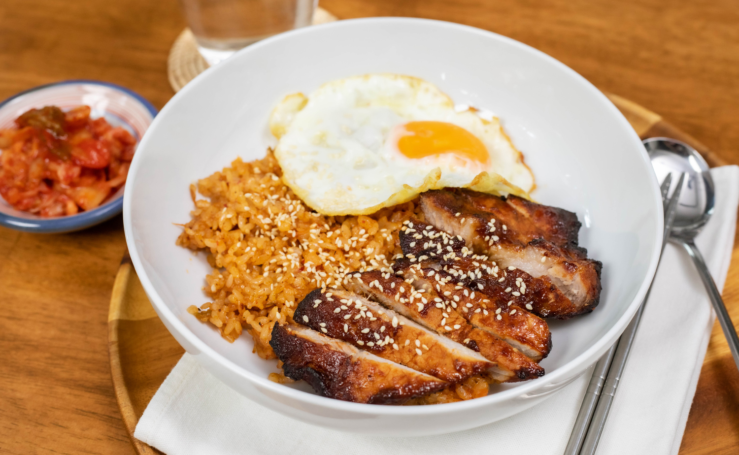 Kimchi Fried Rice with BBQ Pork (คอหมูบาร์บีคิวกับข้าวผัดกิมจิ)