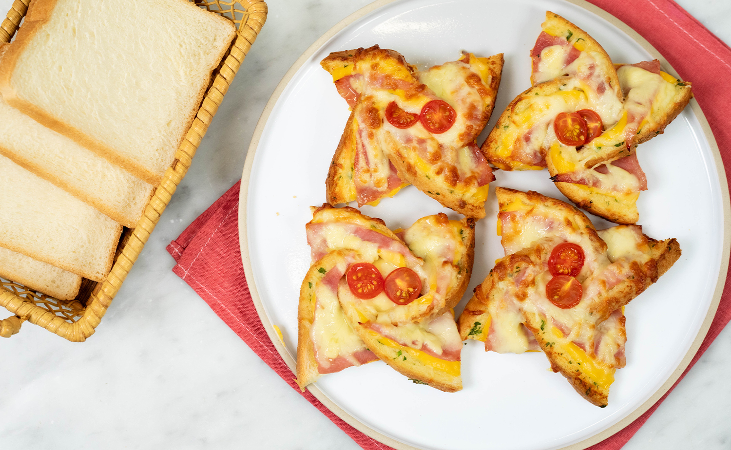 Baked Ham and Cheese Toast (ขนมปังแฮมชีส)