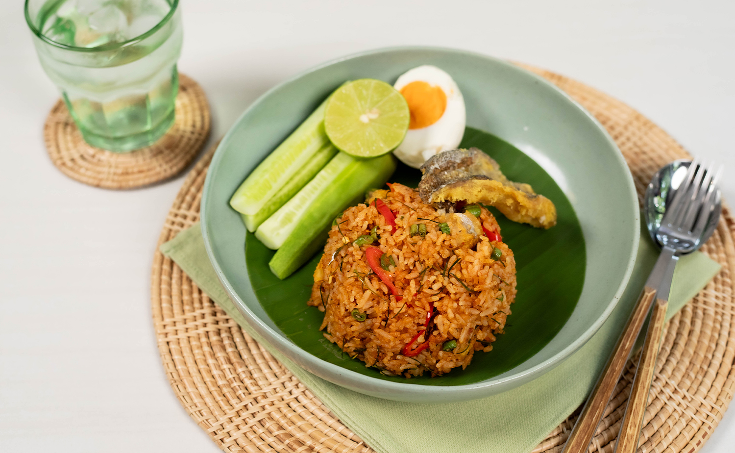 Red Curry Fried Rice with Gourami (ข้าวผัดพริกขิงปลาสลิดทอด)