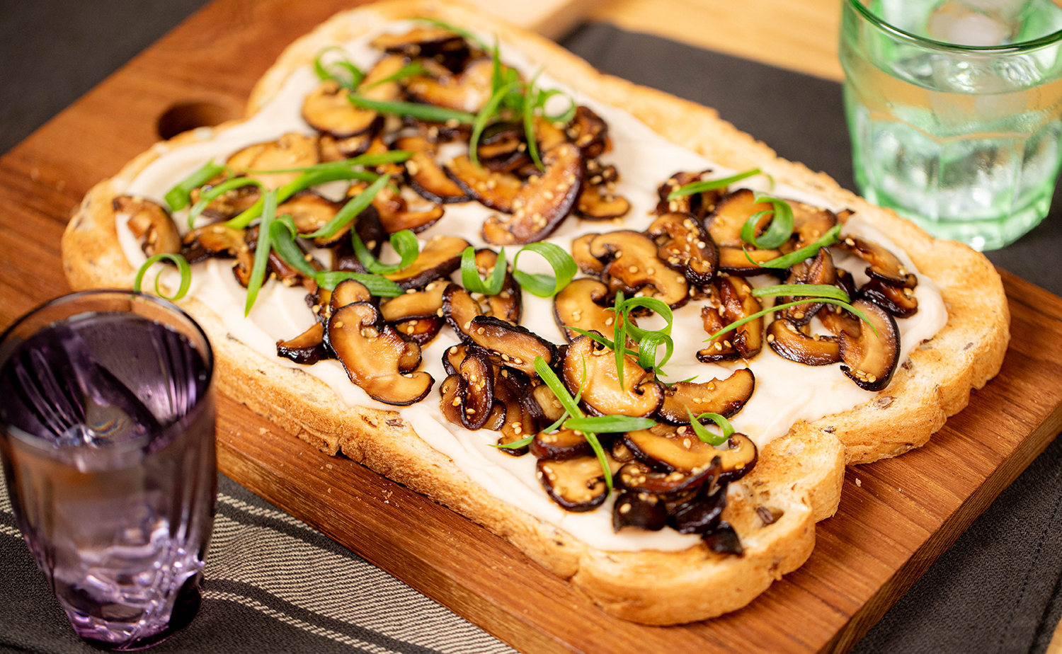 Teriyaki Shiitake and White Bean Toast (ขนมปังหน้าถั่วขาวและเห็ดเทริยากิ)