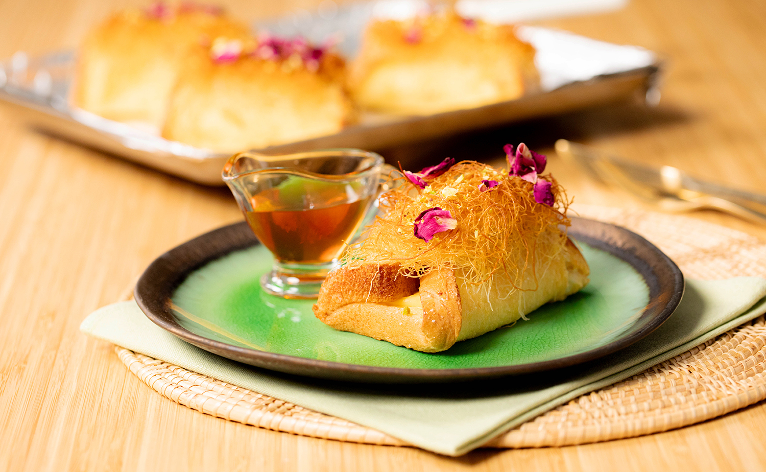 Kunafa and Rose Custard Buns (ขนมปังคูนาฟ่าคัสตาร์ดกุหลาบ)