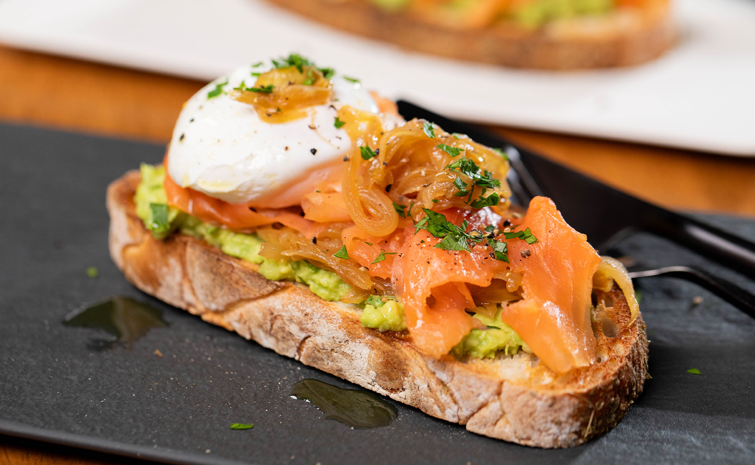 The Ultimate Smoked Salmon Toast (สุดยอดโทสต์แซลมอนรมควัน)