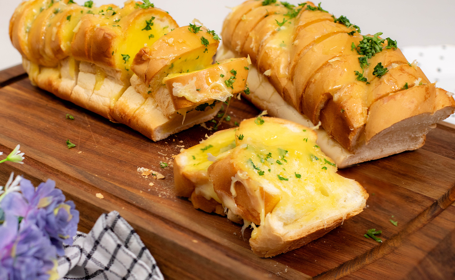 Garlic Bread with Cheddar Melt (ขนมปังกระเทียมเนยชีส)